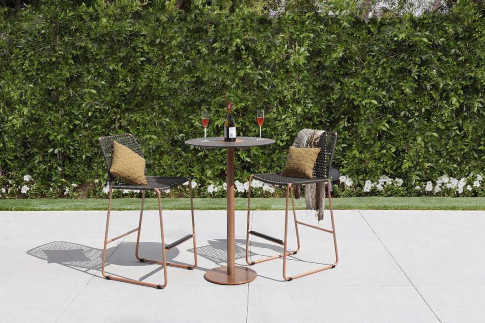 MANDA Bar Side Chair & STIZZY Pedestal Bar Table | MAMAGREEN