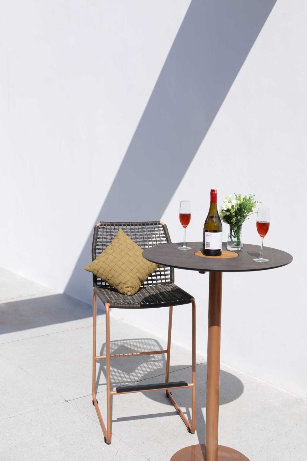 MANDA Bar Side Chair & STIZZY Pedestal Bar Table | MAMAGREEN